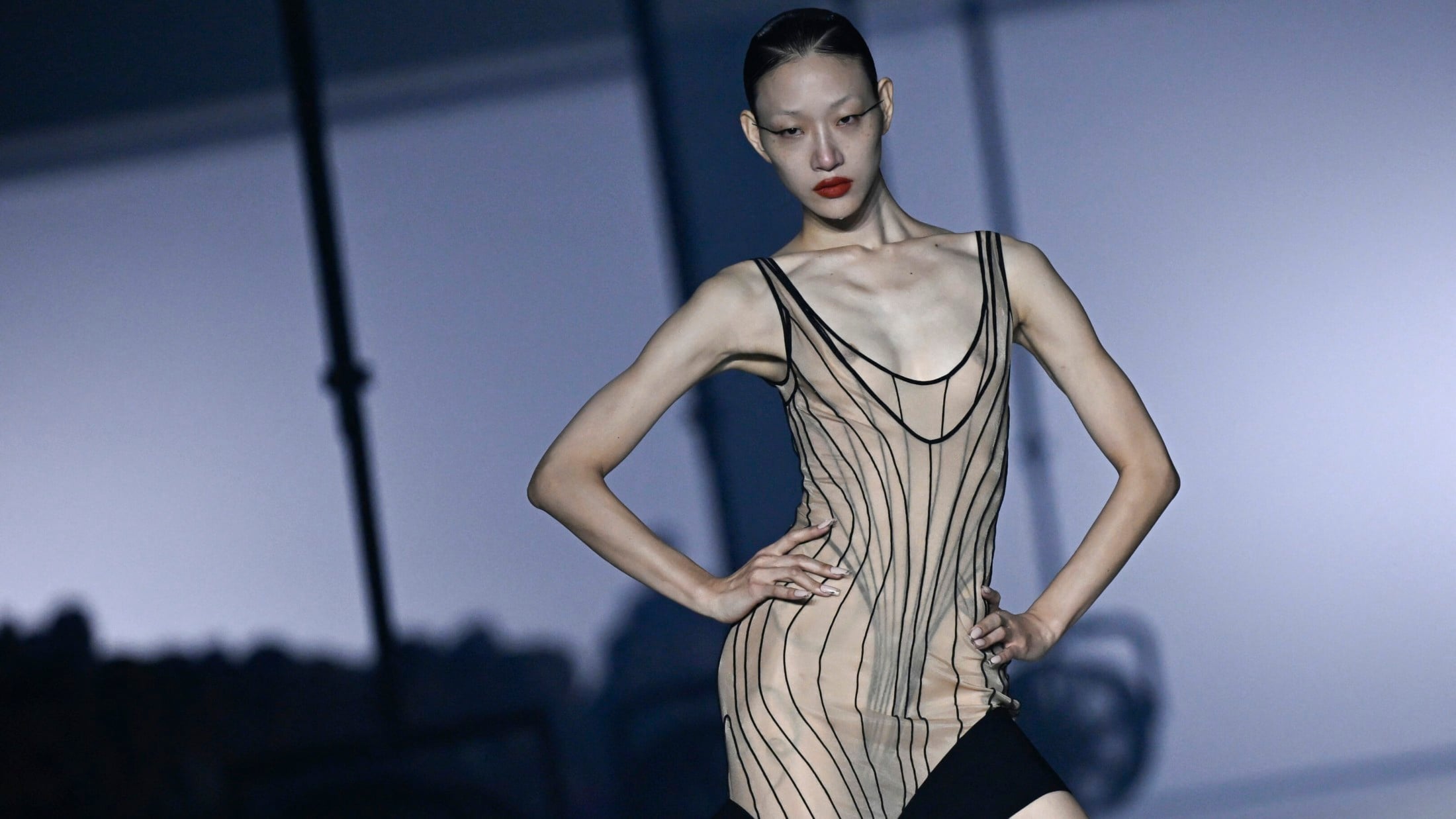 Atemberaubender Walk Paris Hilton Zeigt Im Mugler Minidress Sexy