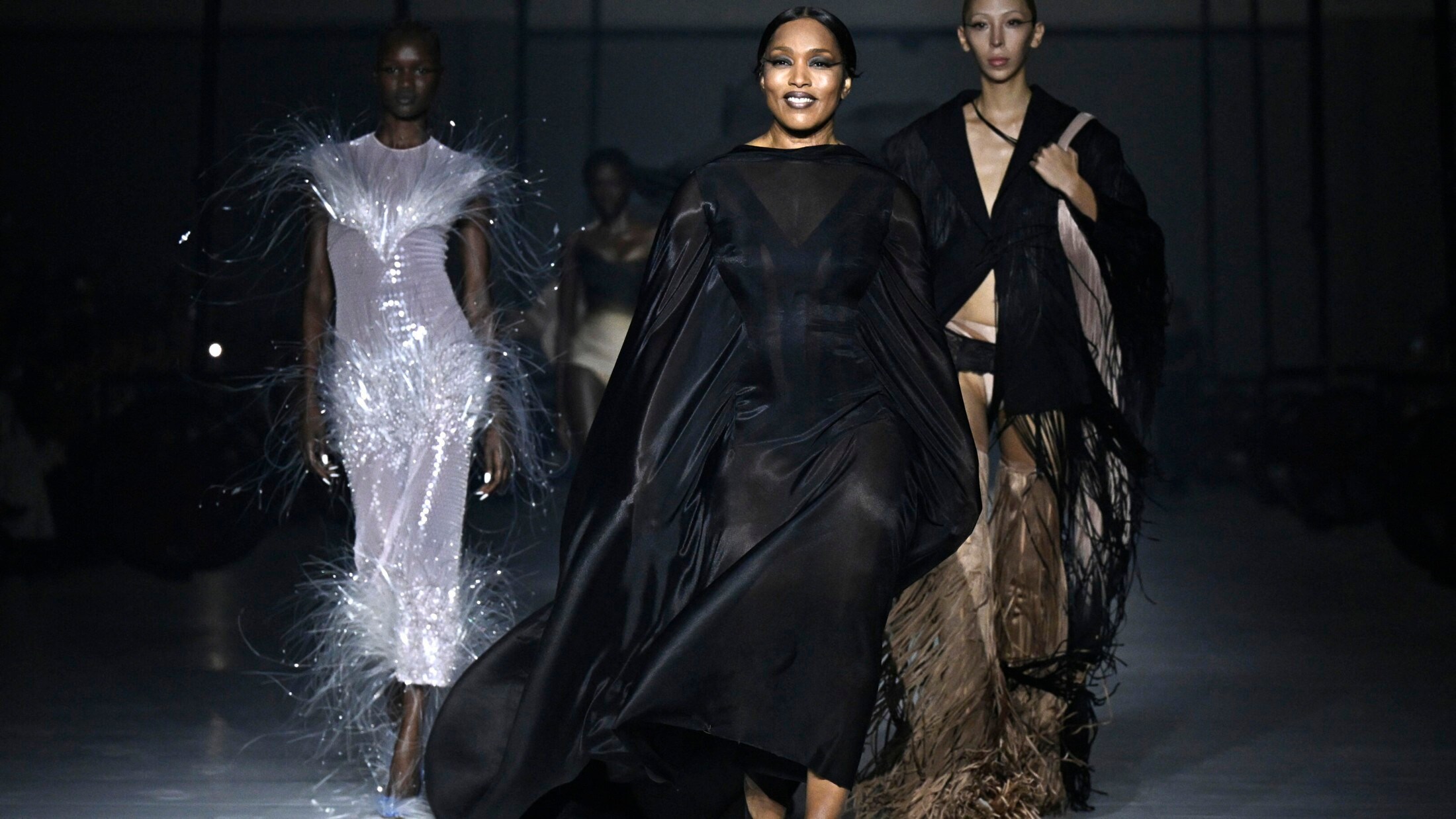 Atemberaubender Walk Paris Hilton Zeigt Im Mugler Minidress Sexy