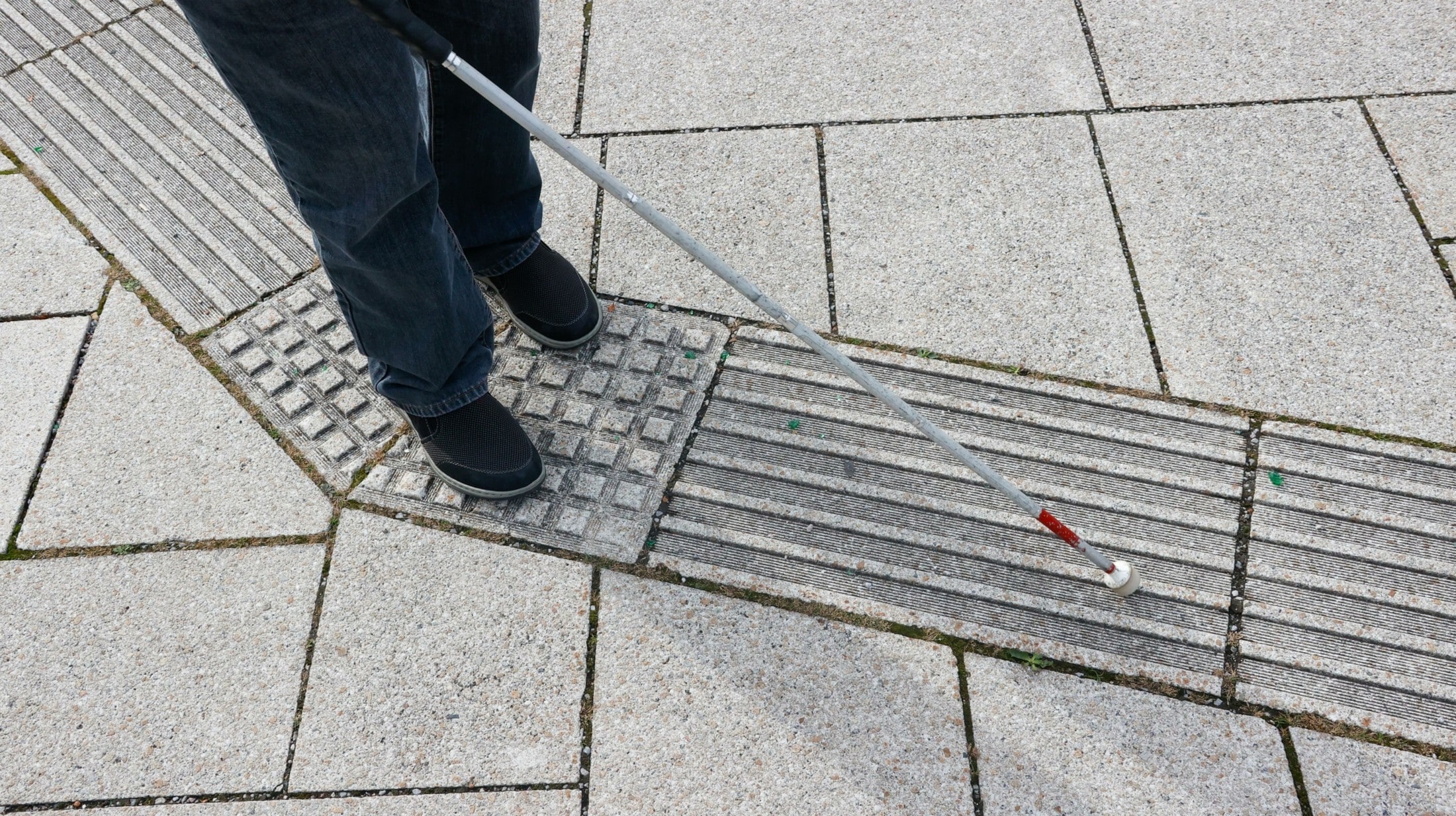 Unterwegs in Salzburg - Blinde Menschen kämpfen gegen Hürden am Gehsteig | krone.at