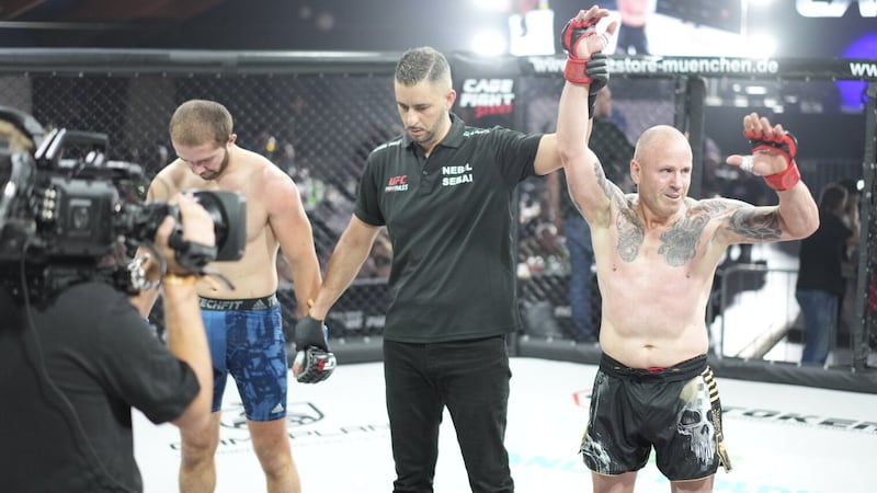 Cage Fight Series - Brutal gut! MMA-Kämpfer brannten ein Feuerwerk ab ...