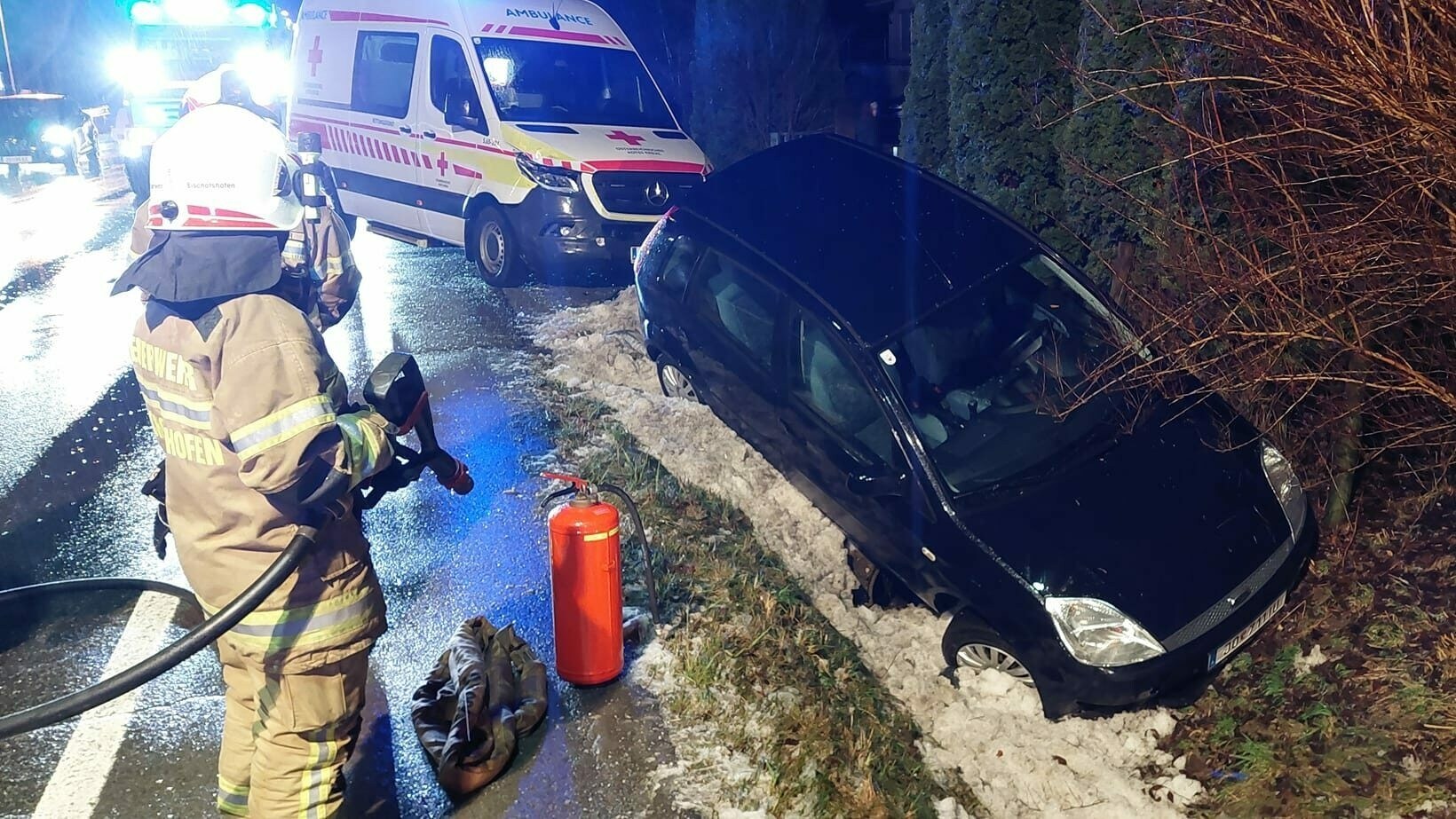 Schwerer Unfall - Betrunkener (36) rammt Rettungsauto im Einsatz | krone.at