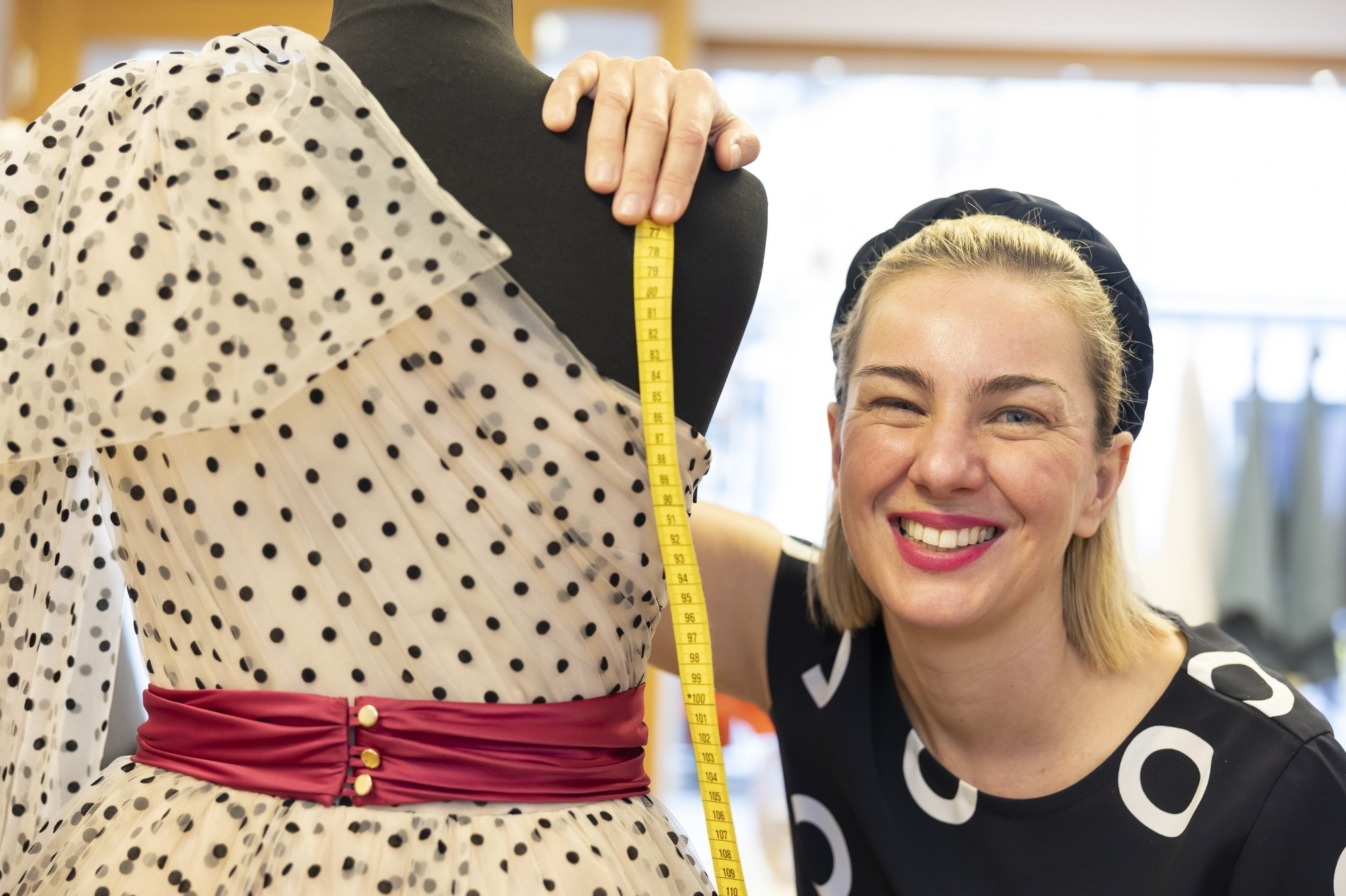 Ehrenvoller Auftrag - Maikens große Traumrobe für den Opernball | krone.at