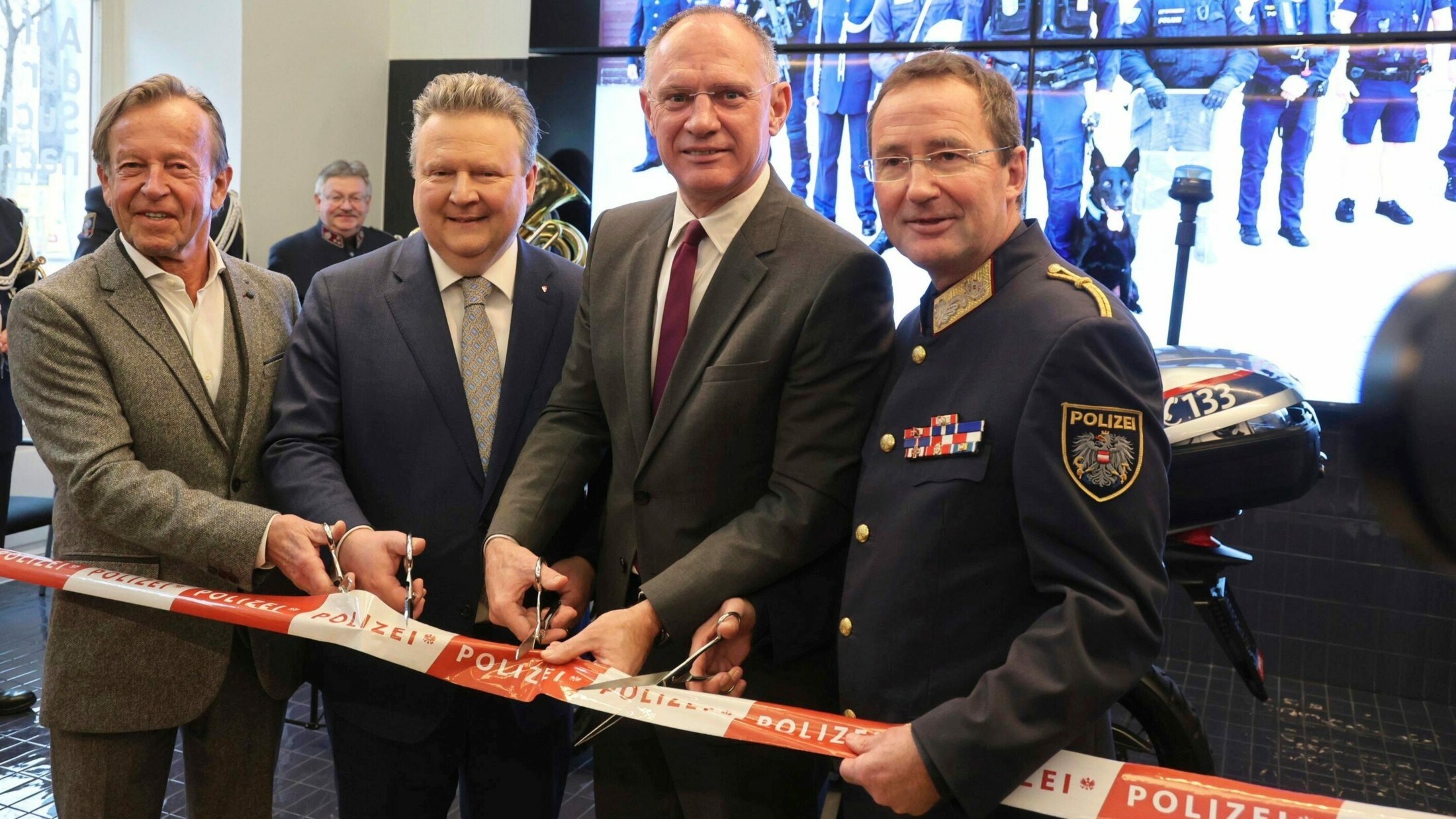 Neuer „Info Store“ - Werbung für „1000 zusätzliche Polizisten für Wien“ | krone.at