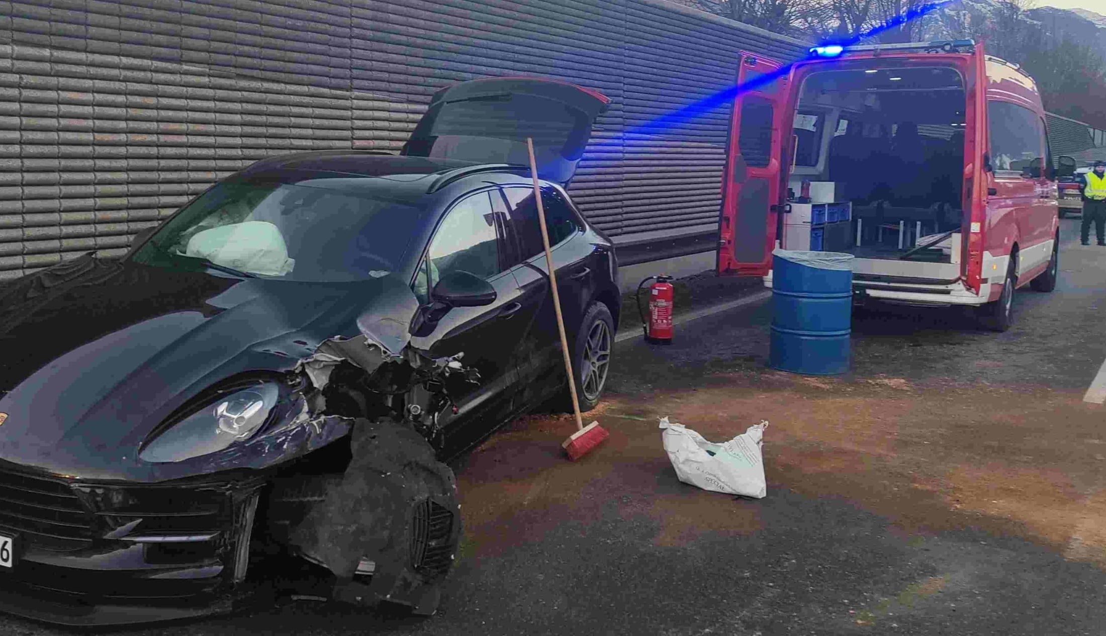 Unfall im Zillertal - Nagelneuen Porsche bei Unfall „geschrottet ...