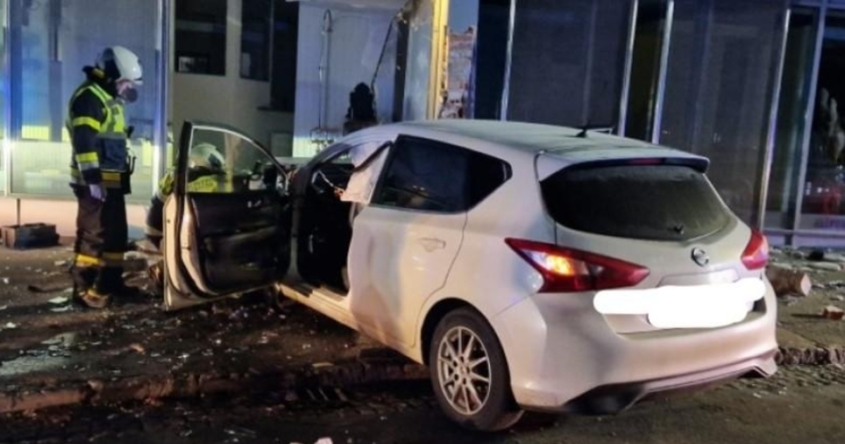 Kontrolle verloren - Alkolenker krachte mit Pkw in Auslage von Geschäft | krone.at