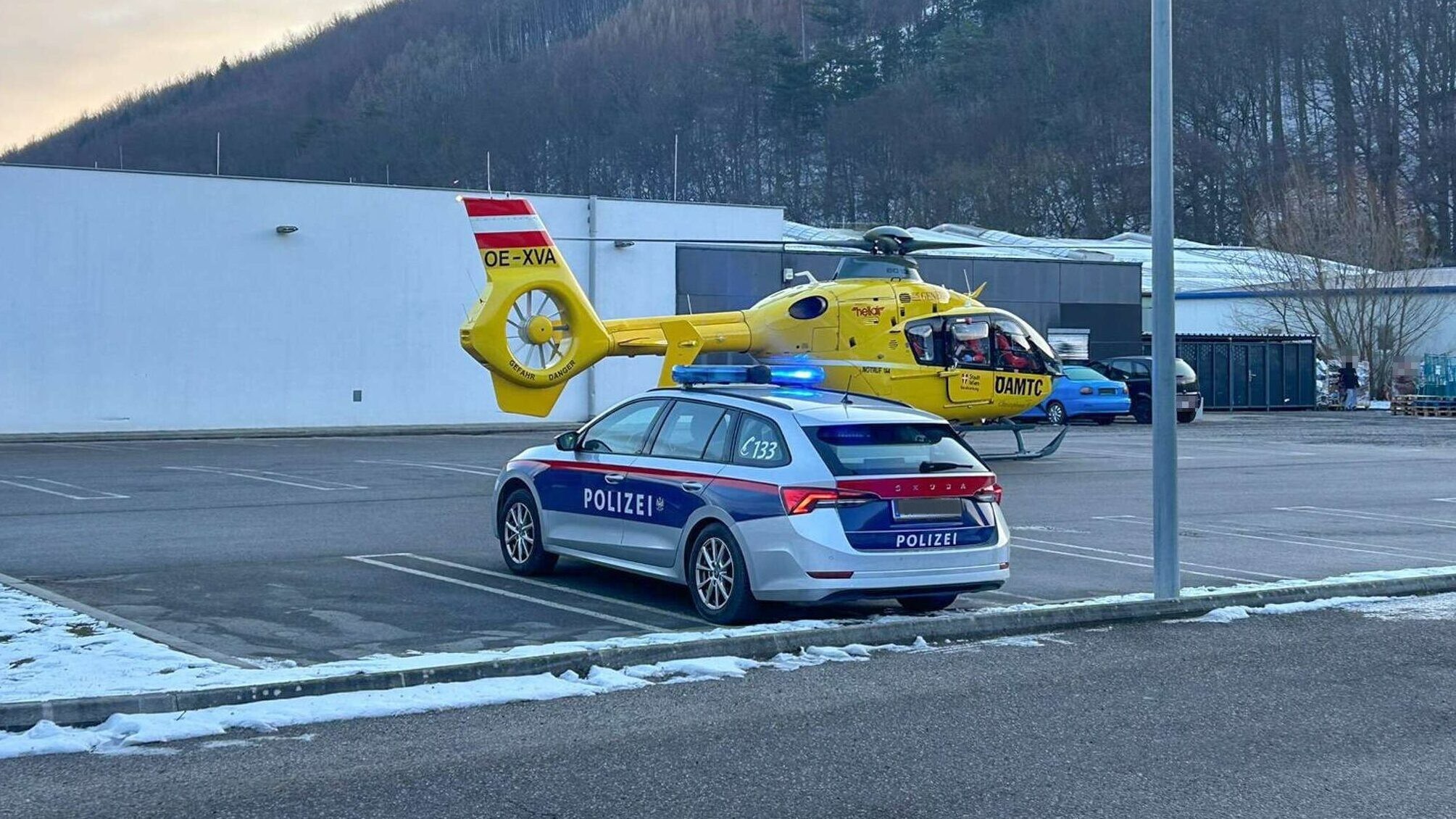 Mit Heli ins Spital - Mädchen auf Schutzweg erfasst und schwer verletzt | krone.at