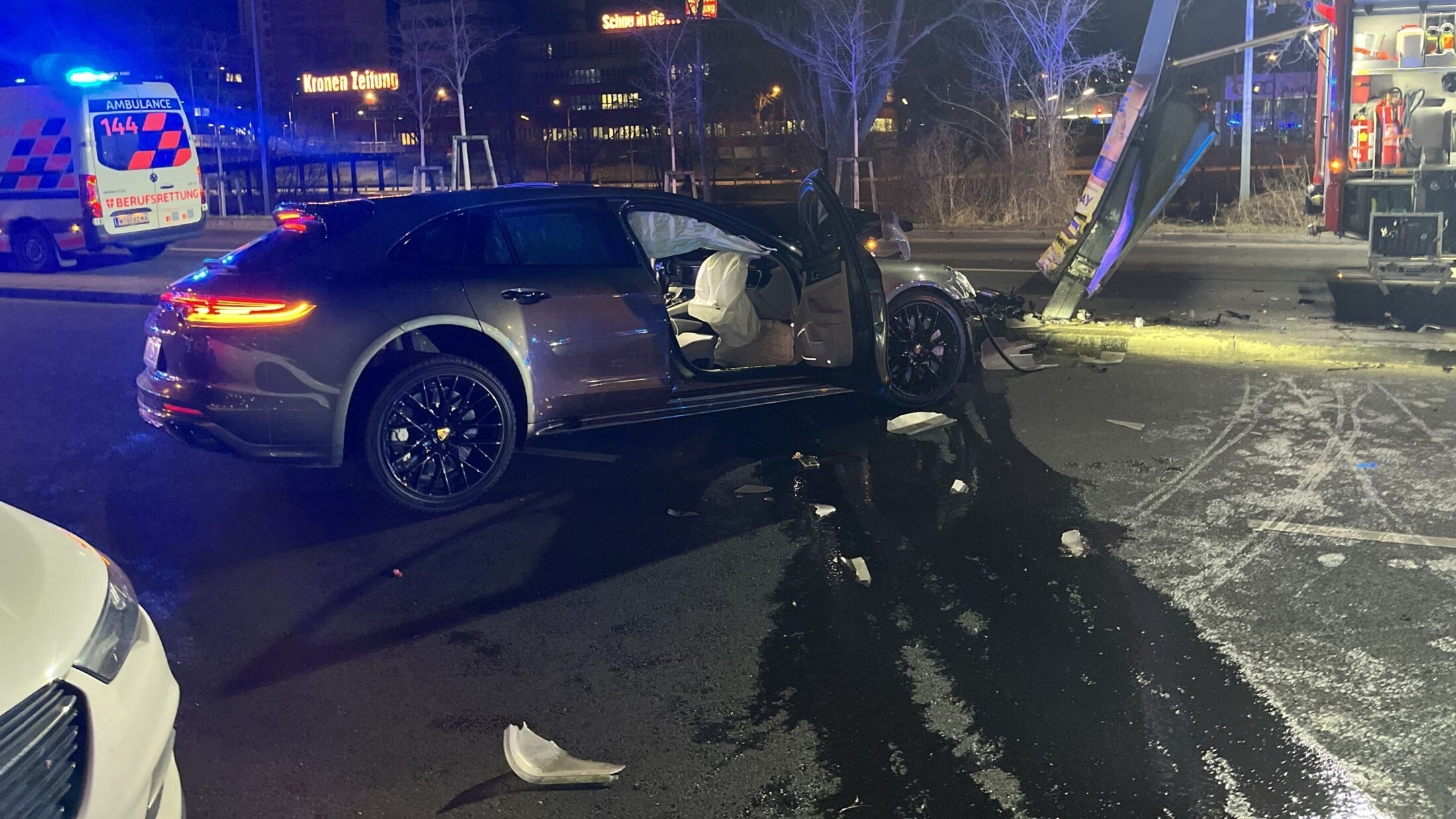 Mehrere Verletzte - Nächtlicher Frontalcrash in Wien: Porsche zerstört ...