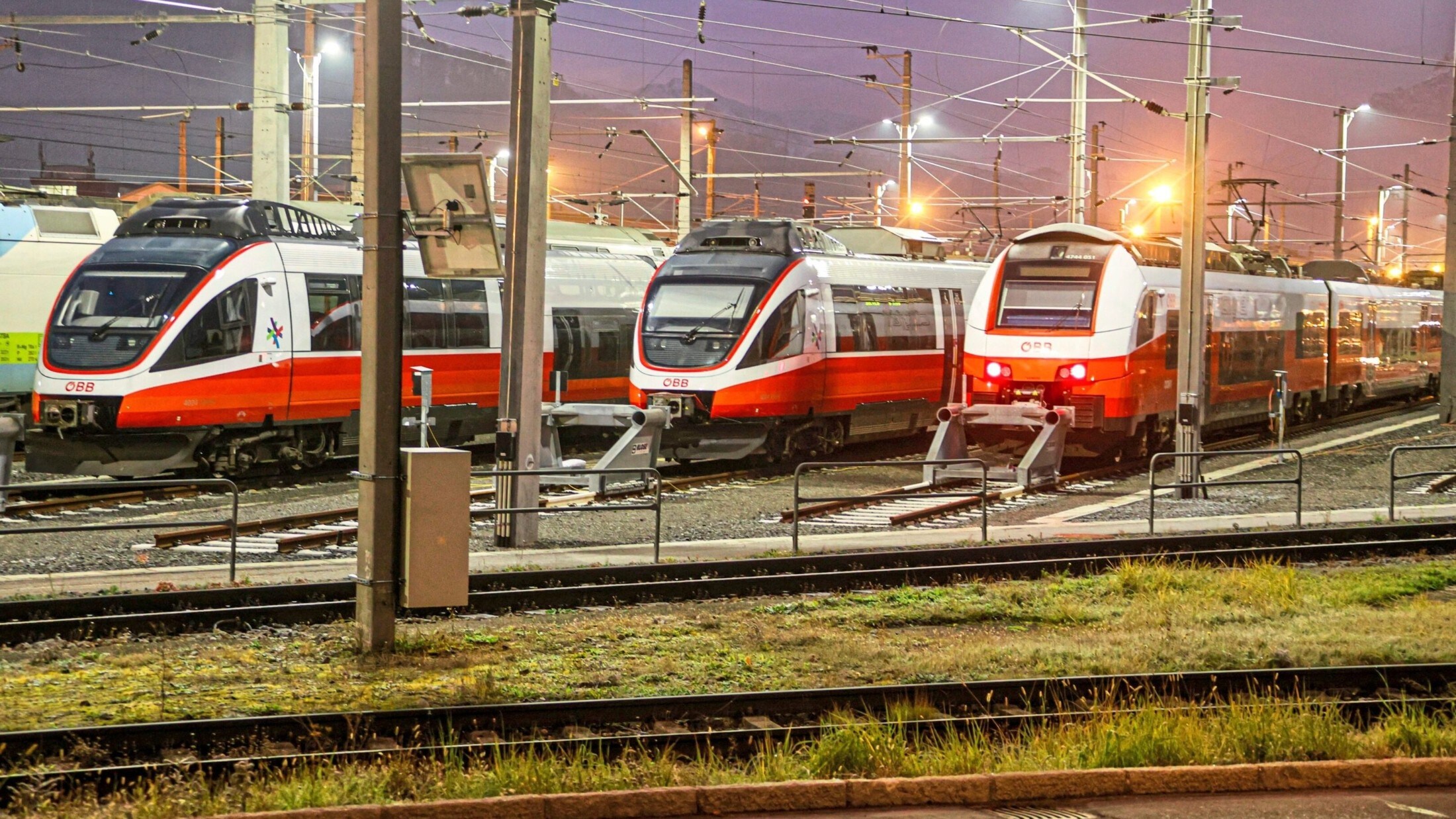 Chaos bei der Bahn - ÖBB-Chef entschuldigt sich: „Haben zu wenige Züge ...