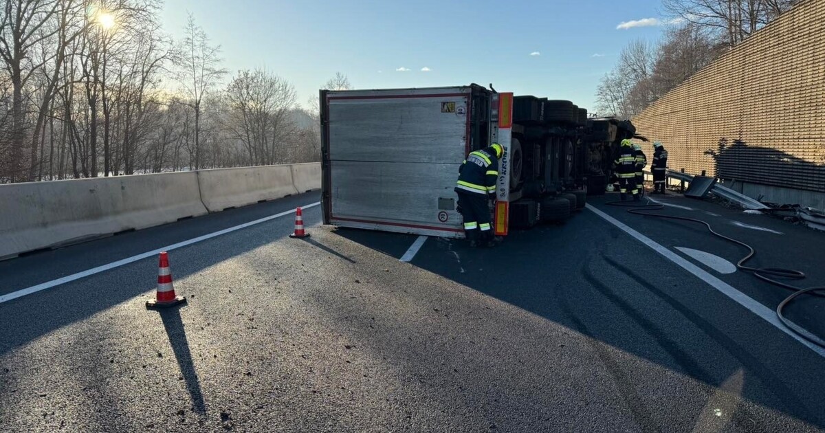 Auf Höhe Leibnitz - Lkw umgekippt: A9 war stundenlang gesperrt | krone.at