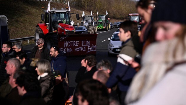 15.000 Polizisten - Paris: Mit Panzerfahrzeugen gegen Bauernproteste ...