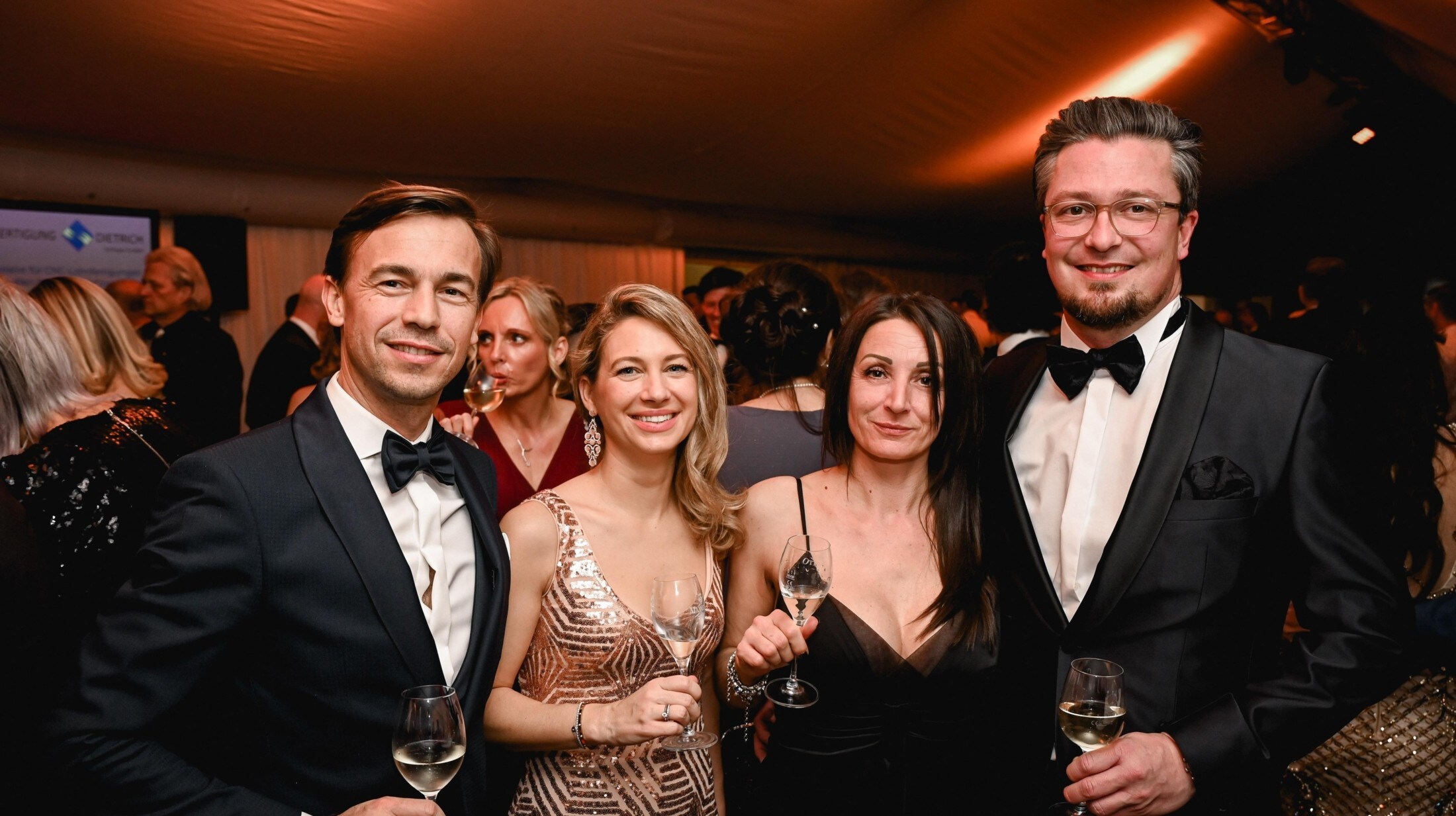 1200 Welser tanzten - Beim Stadtball gab diesmal die Jugend den Ton an | krone.at