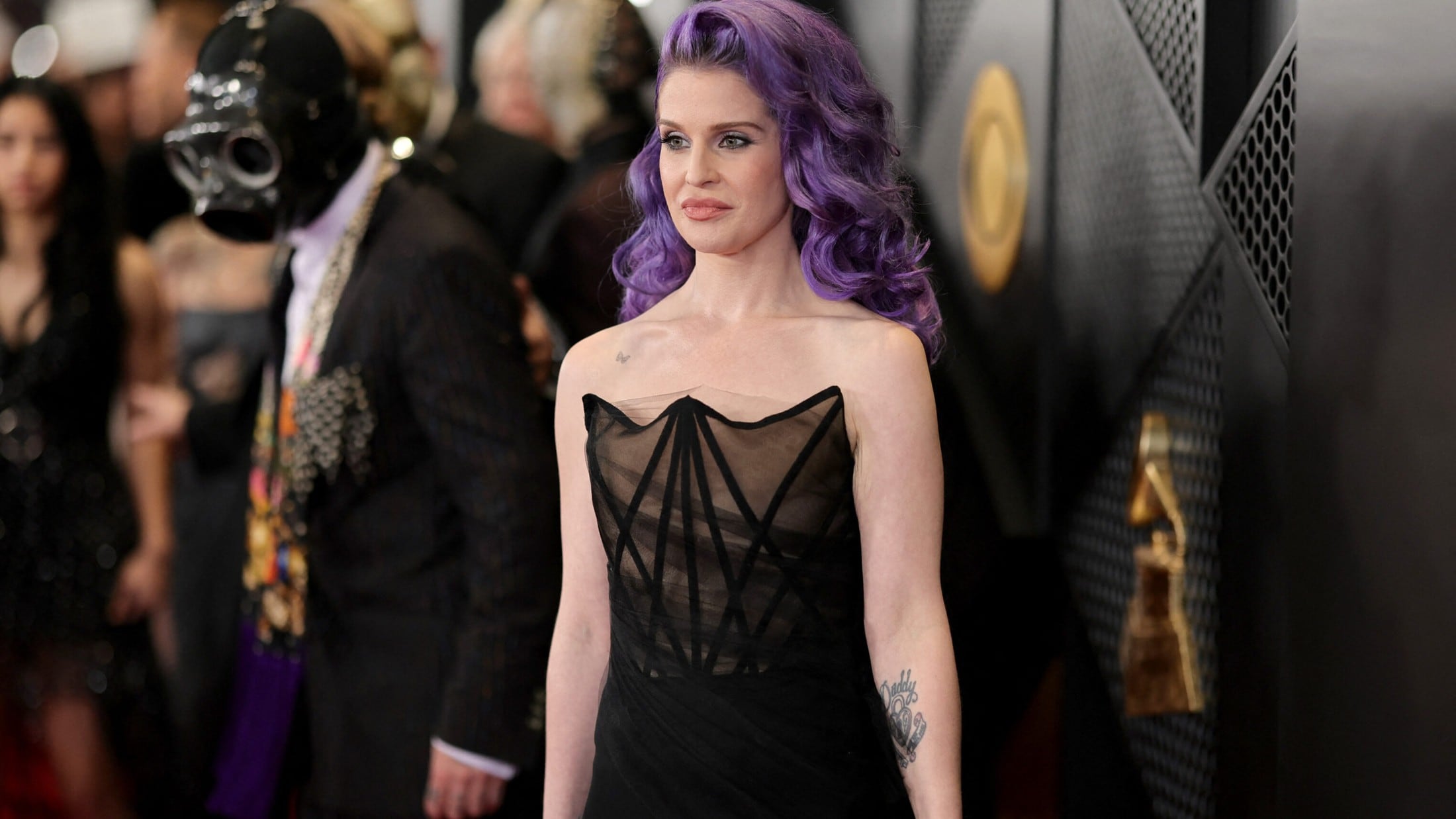 Teljesen új megjelenés - Kelly Osbourne lila hajjal vált el | krone.at