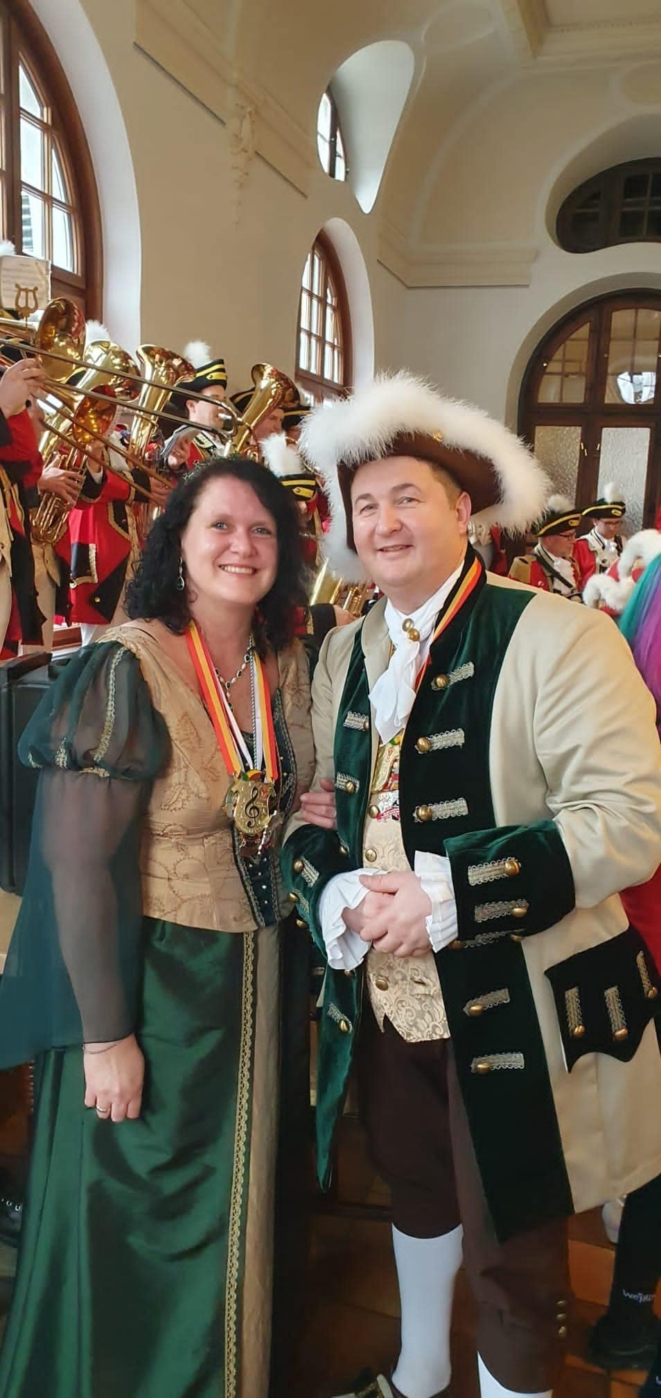 Tradition Fasching - Eine Majestät, die Deko und Schlagermusik liebt ...