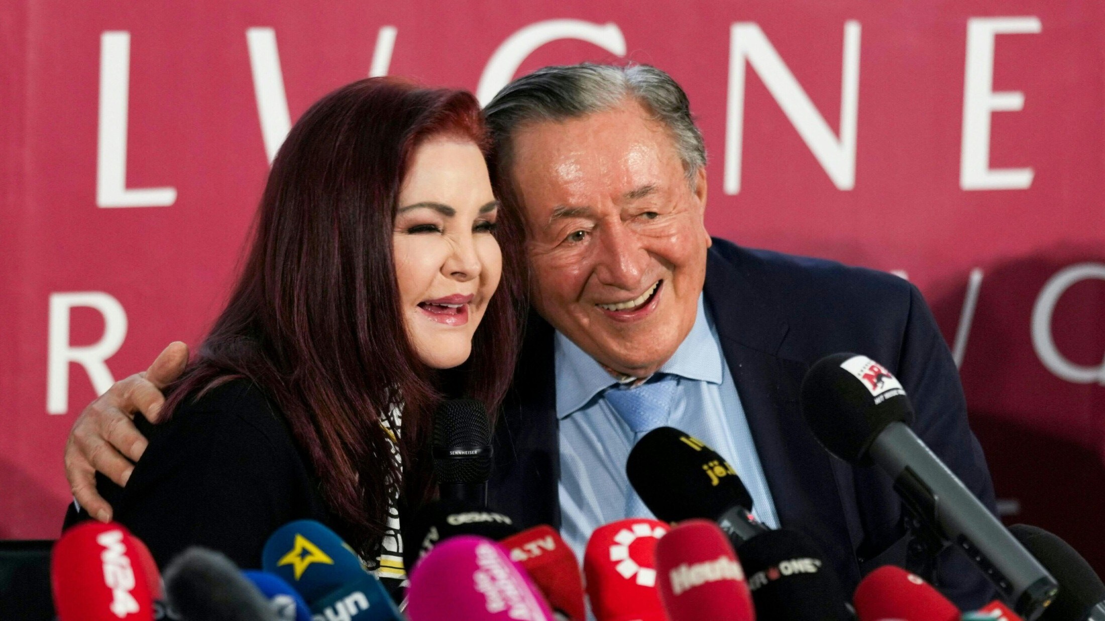 Präsentation mit Panne - „Priskilla, look!“ Lugner ganz vernarrt in ...