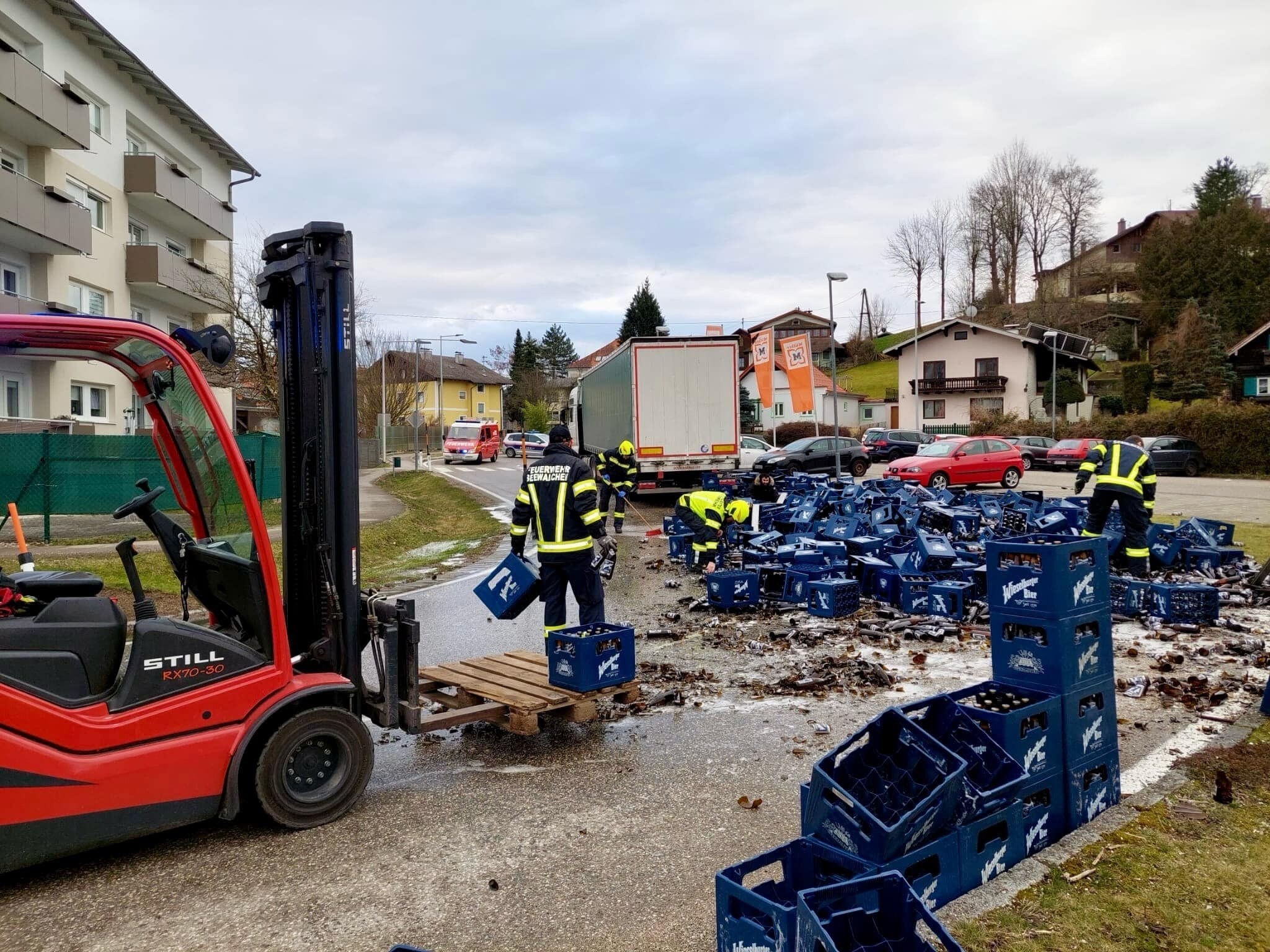 Ladung ist kaputt - Unfreiwilliger Ausschank: Lkw verlor Bier-Paletten ...