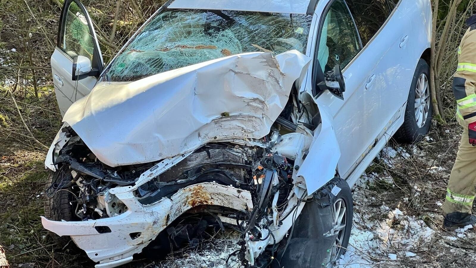 Zwei Schwerverletzte - Auto kracht auf B162 frontal gegen einen Baum | krone.at