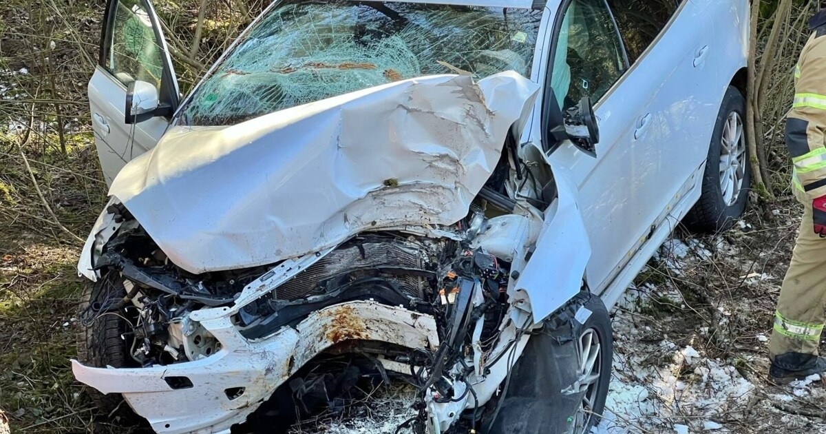 Zwei Schwerverletzte - Auto kracht auf B162 frontal gegen einen Baum | krone.at