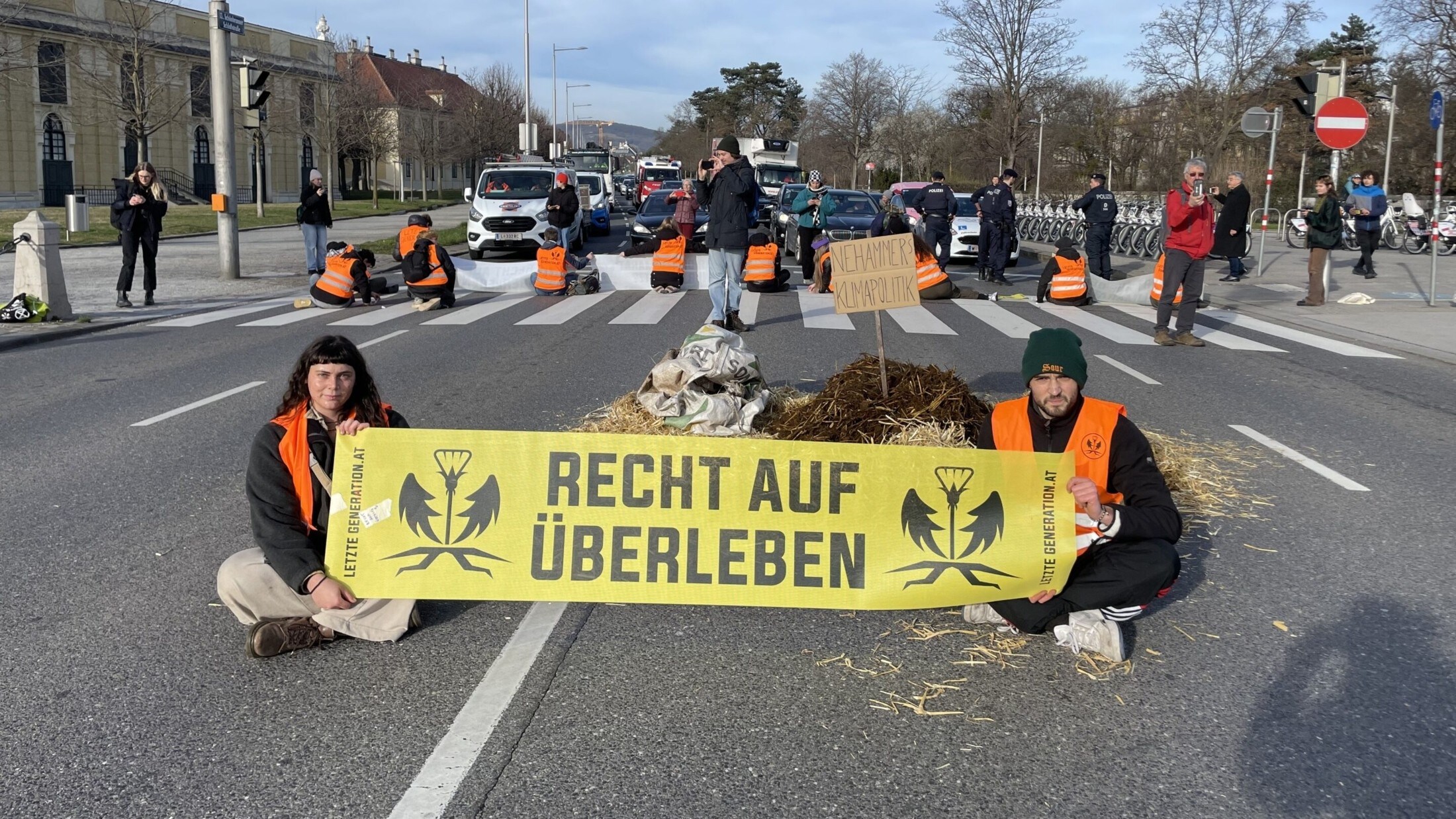Sterta gnoju na drodze - Aktywiści powodują chaos przed Schönbrunn ...