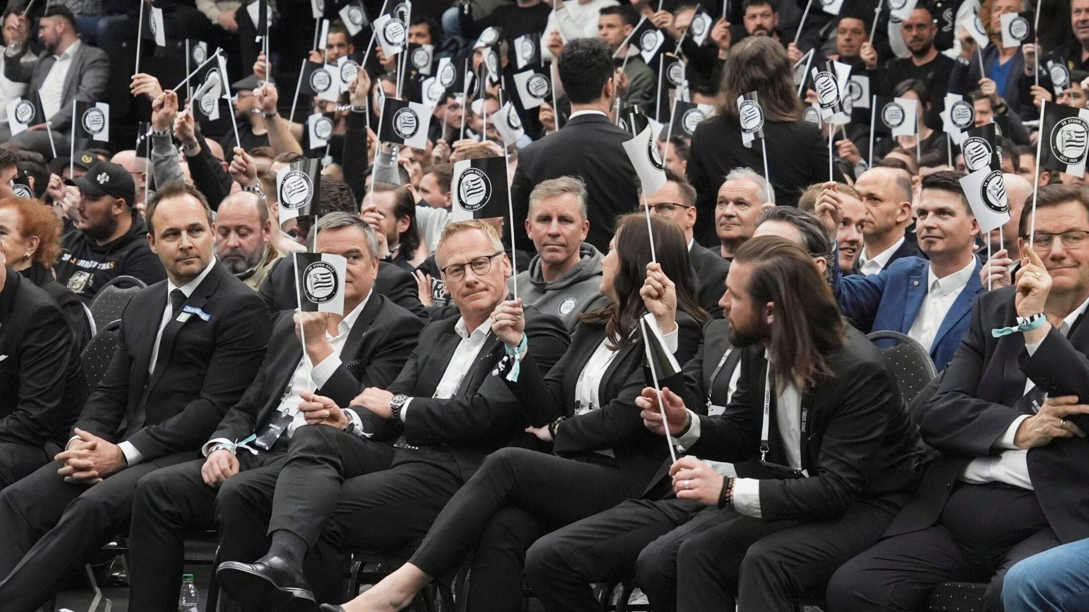 Gleich zwei Zuckerl - Überraschung bei Sturms Generalversammlung ...