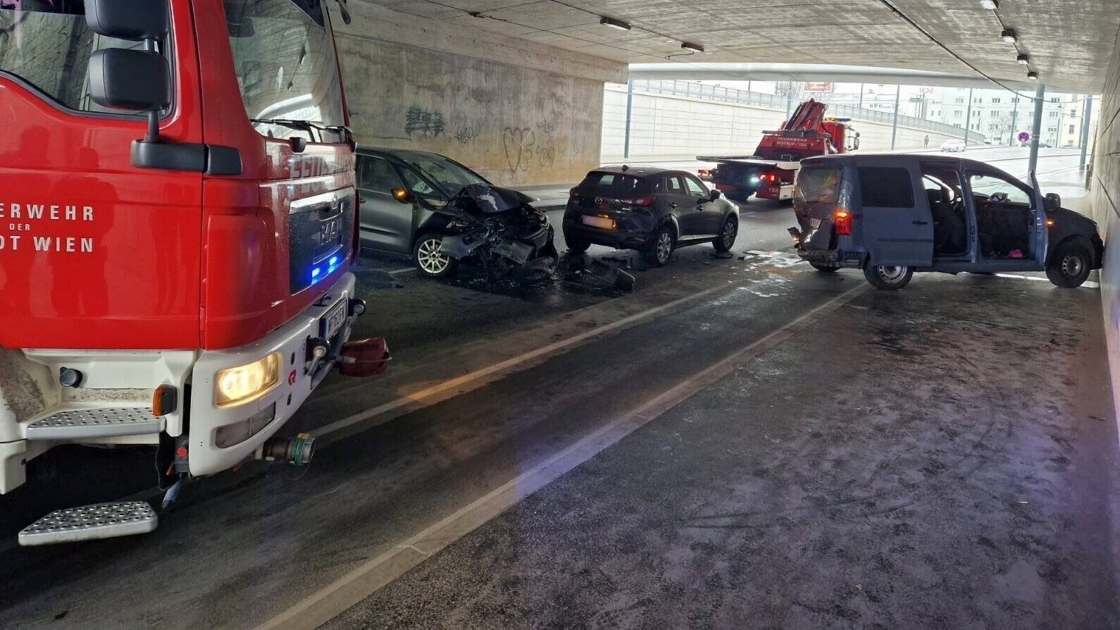 Mussten Straße sperren - Crash in Bahnunterführung: Mehrere Autos ...
