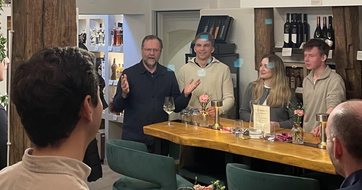 El paso en falso del Canciller - Los NEOS recrean el vídeo de la ...