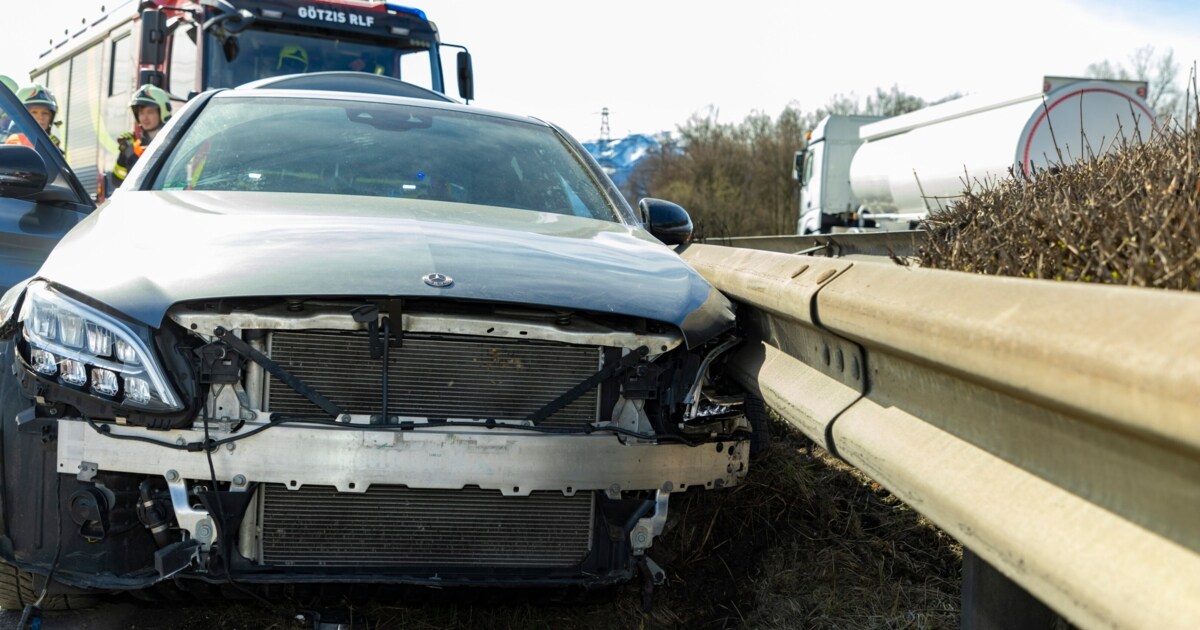 Unfall auf der A14 - Deutscher krachte mit Pkw in Leitplanke | krone.at