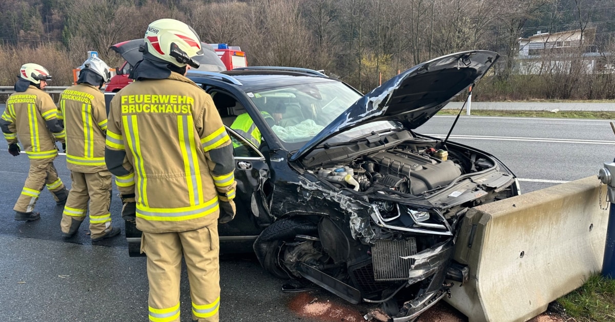 Autos Totalschaden - Alkolenker krachte in Gegenverkehr: Zwei Verletzte | krone.at