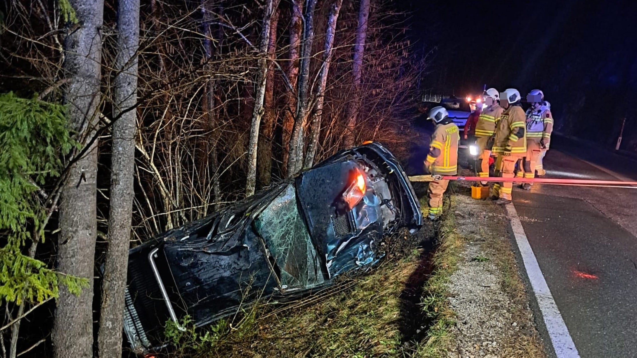 Five people in car - Driver left the road and crashed into trees | krone.at