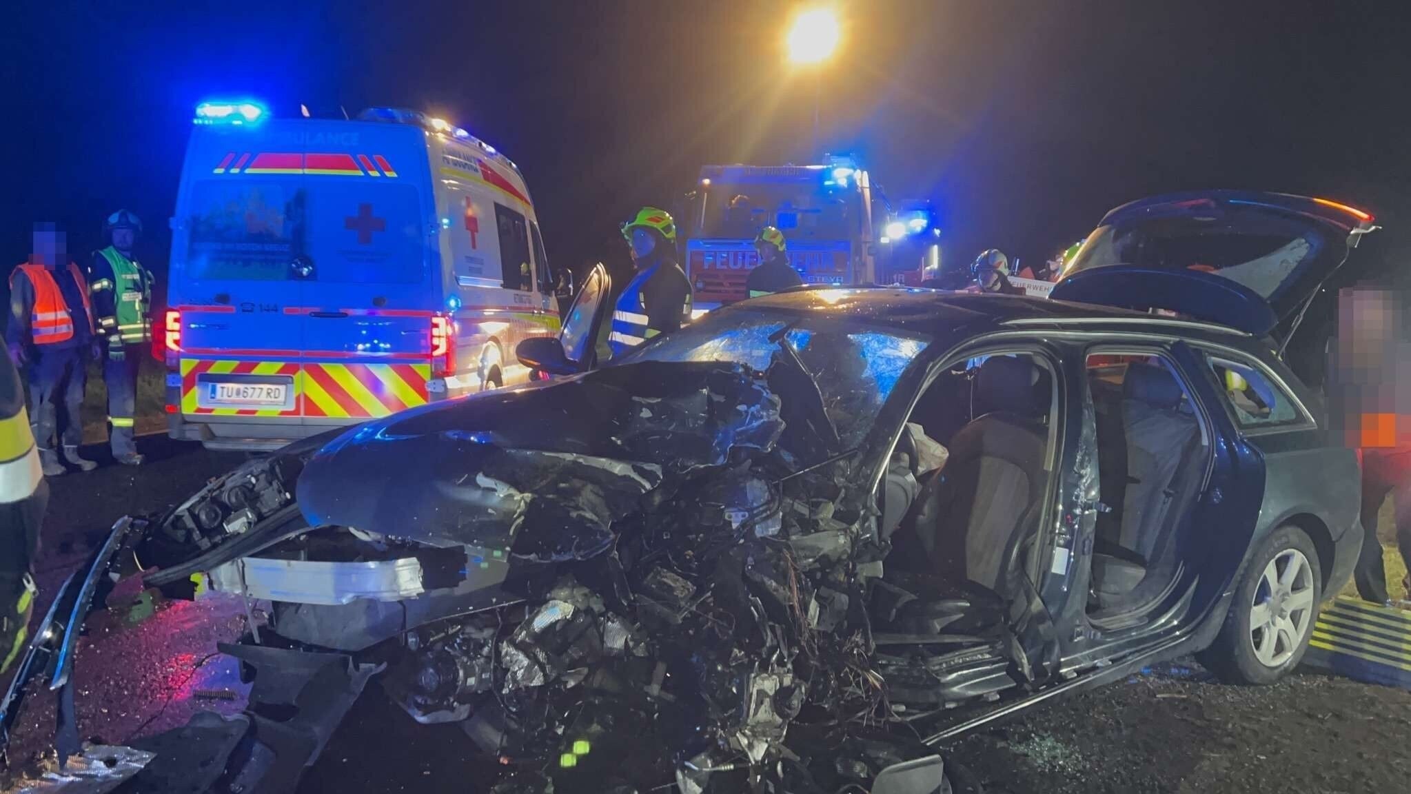 3 Helis bei 2. Unfall - Schwerer Frontal-Crash forderte Einsatzkräfte | krone.at