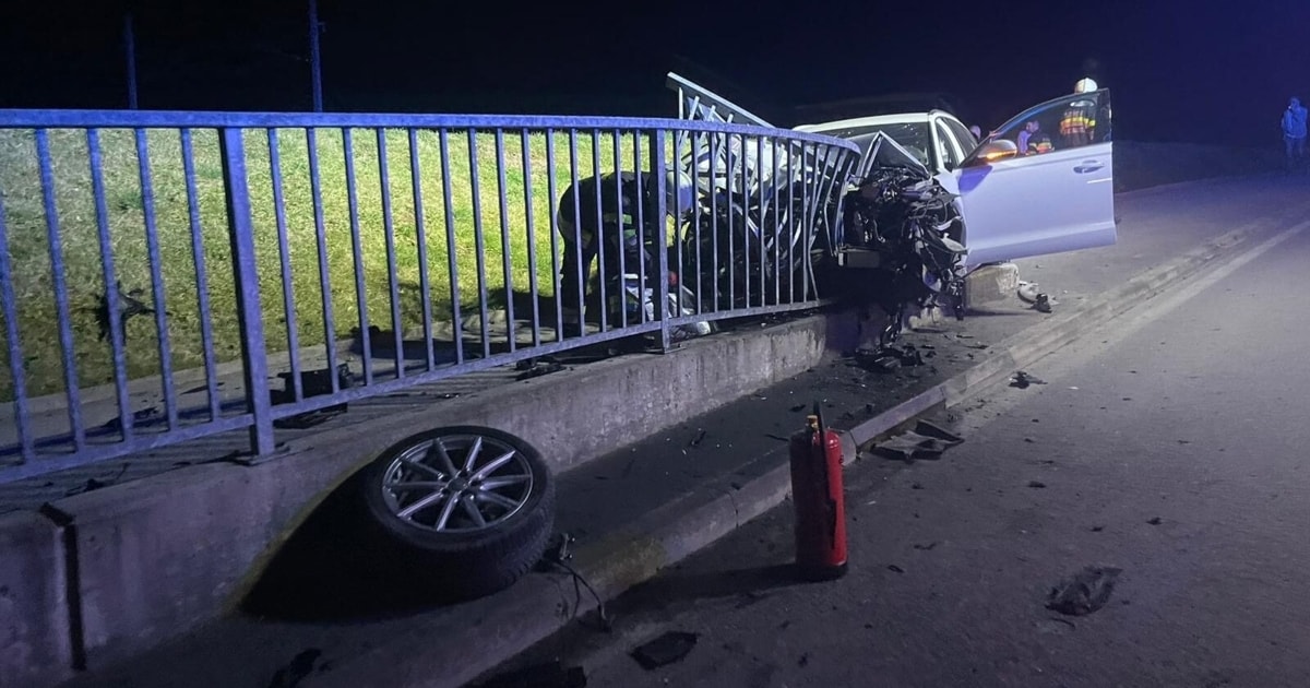 Vorläufig suspendiert - Crash gegen Geländer: Polizistin als Alko-Lenkerin | krone.at