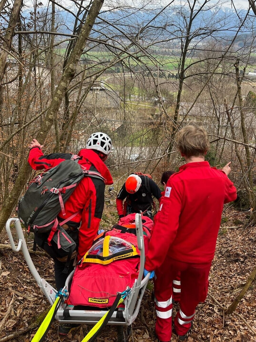Bergrettungseinsatz - Frau stürzte beim Sammeln von Kräutern | krone.at