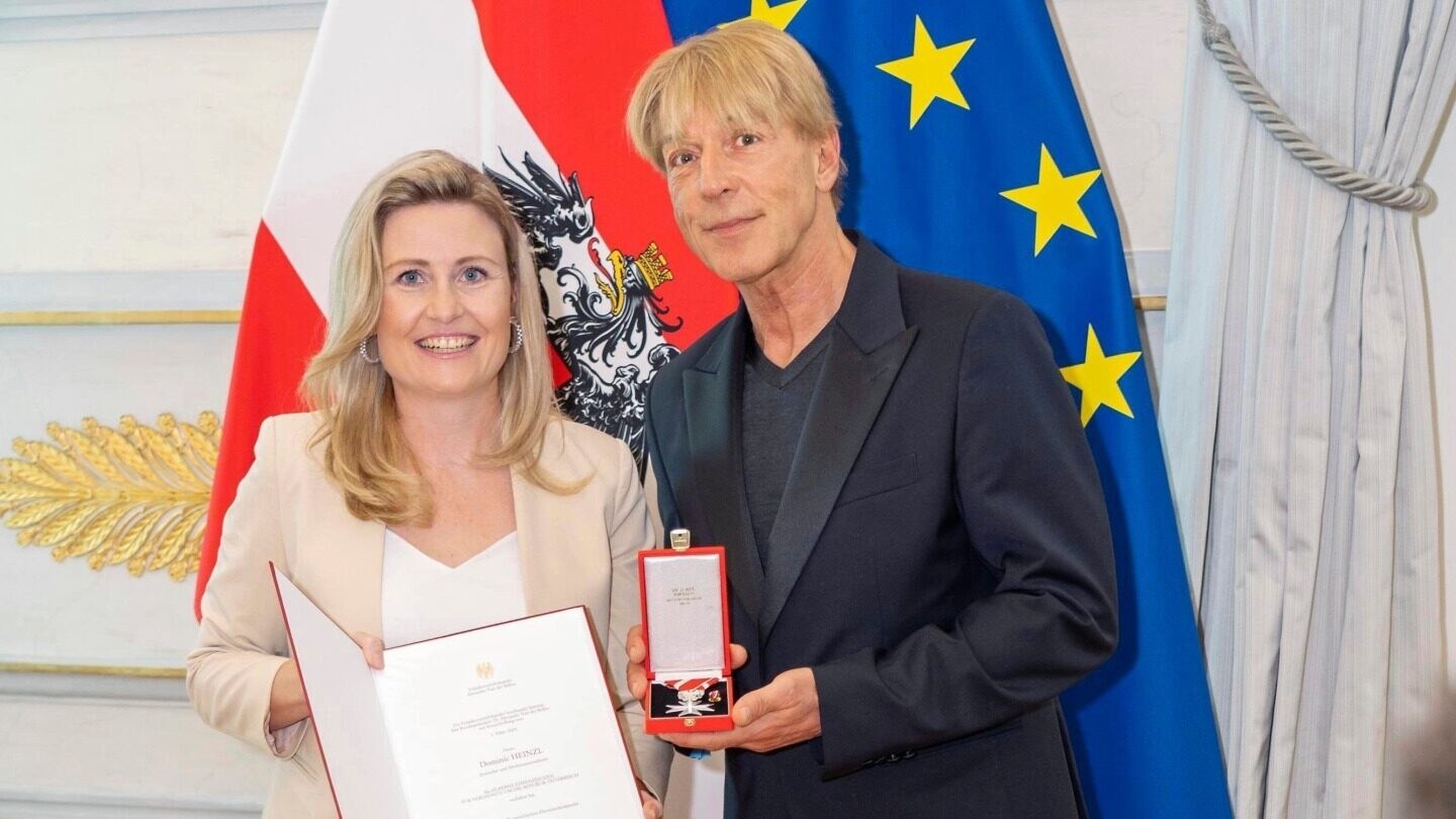 Honrado - Condecoración de Honor de la República a Dominic Heinzl ...