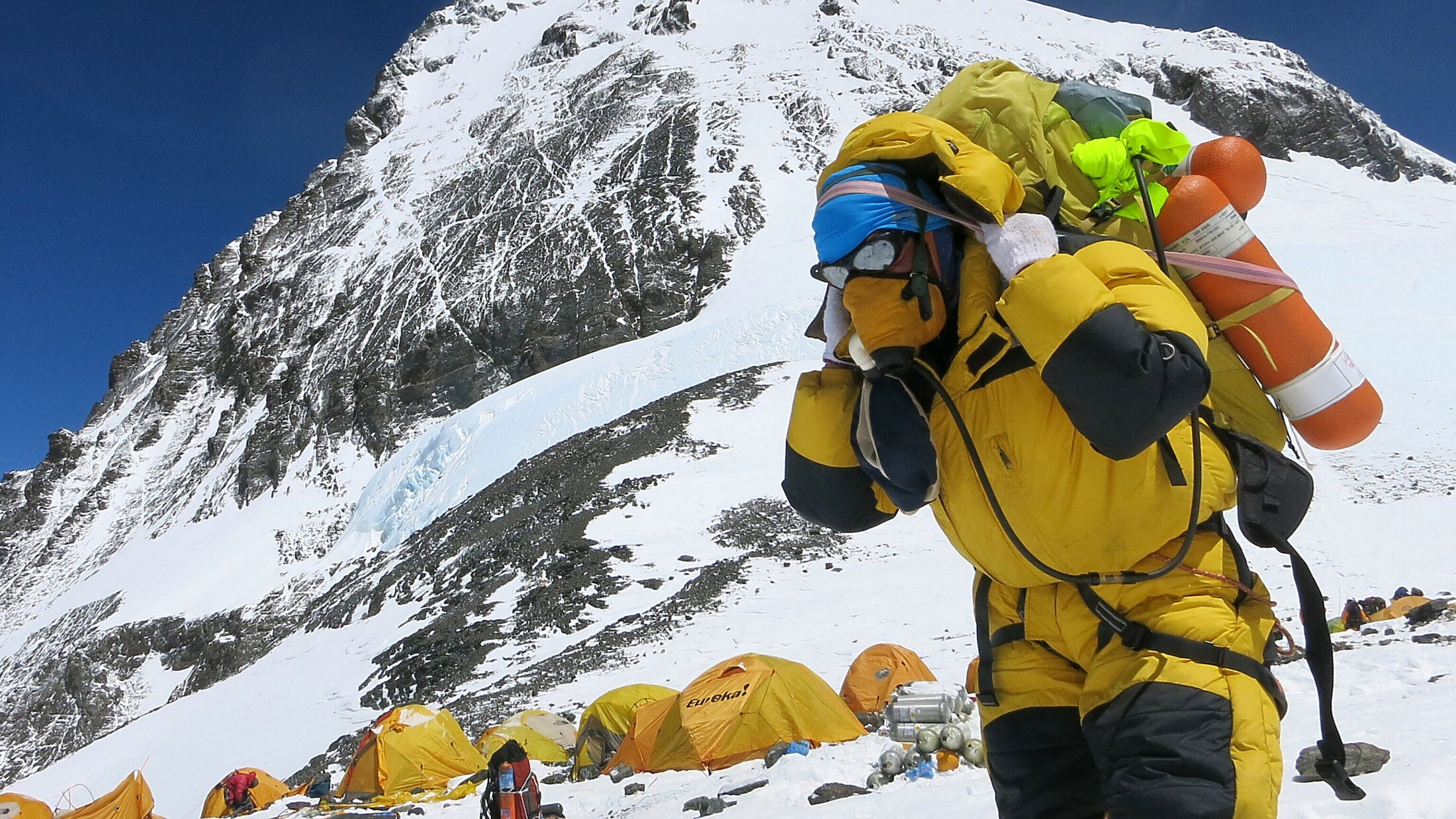 Controversial regulation - Mount Everest: Tracking devices become ...