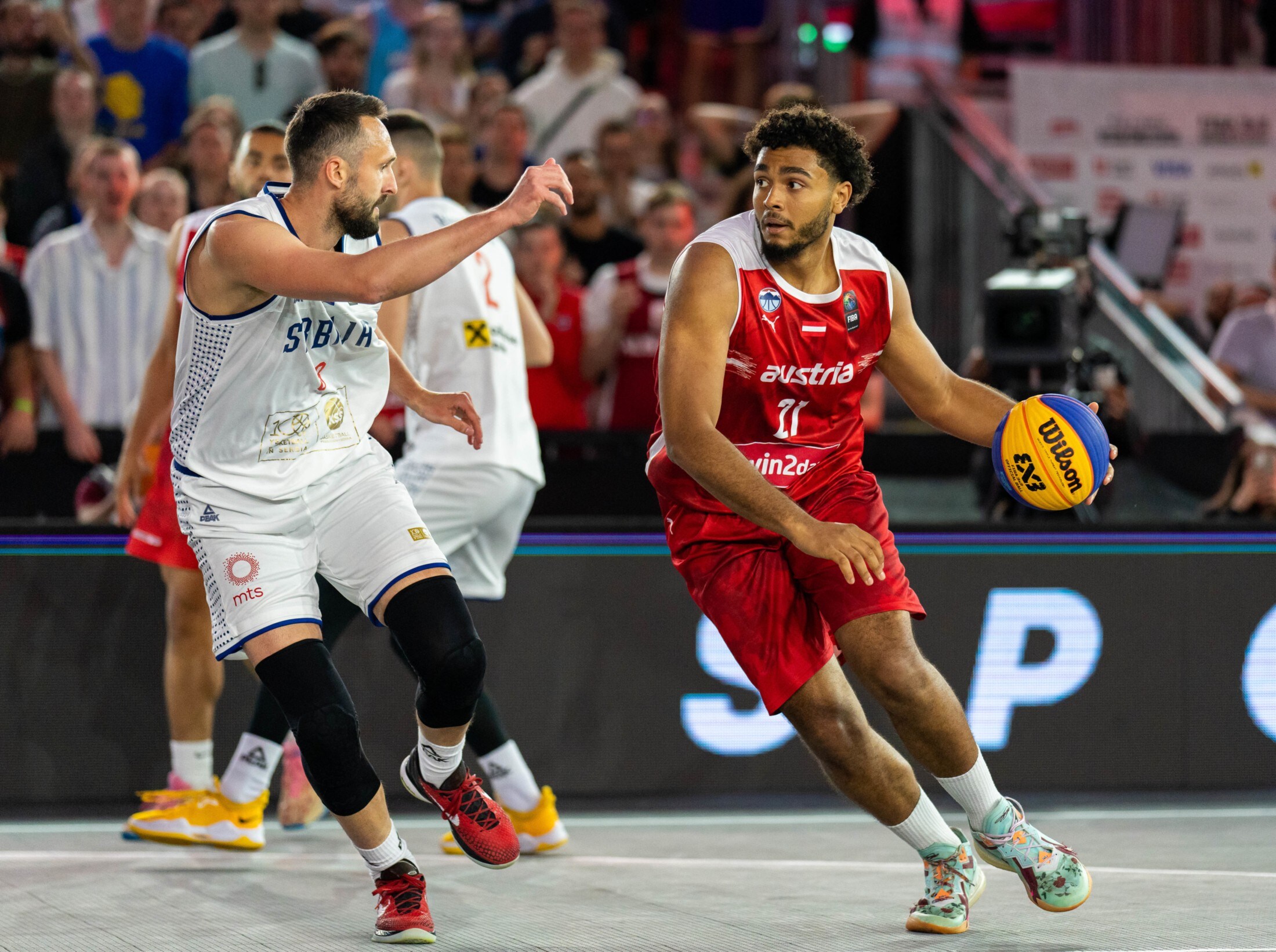 Basketball newcomer - St. Pölten dribbles in front of 70,000 fans at ...