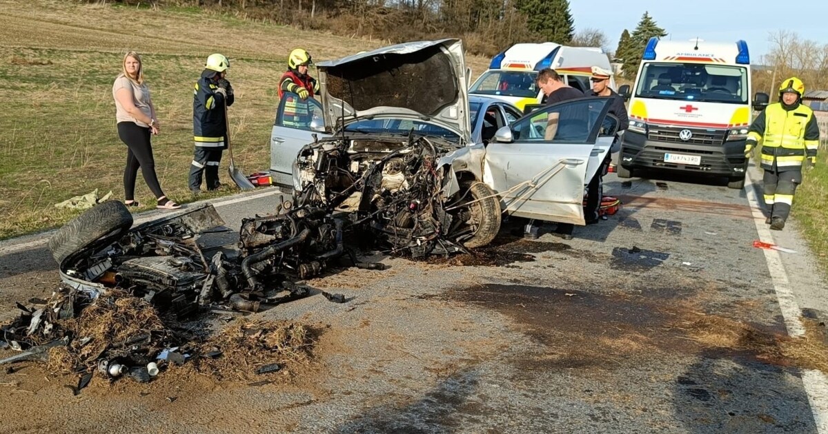 Mann eingeklemmt - Pkw bei Unfall zerfetzt: Vater und Sohn im Spital | krone.at