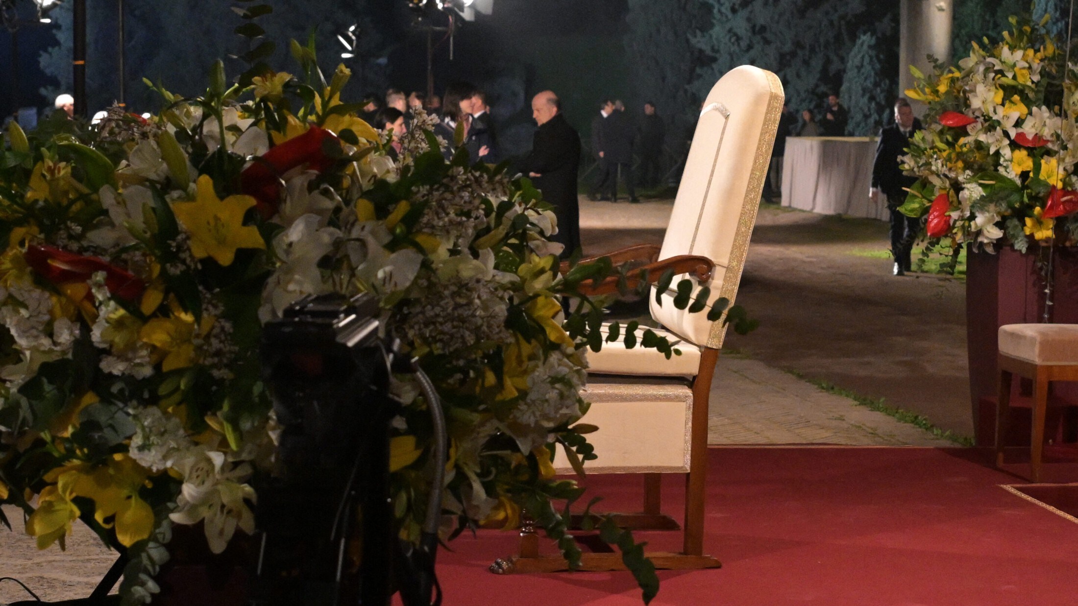 Brought to guest house - Pope spares his health and stays away from the ...