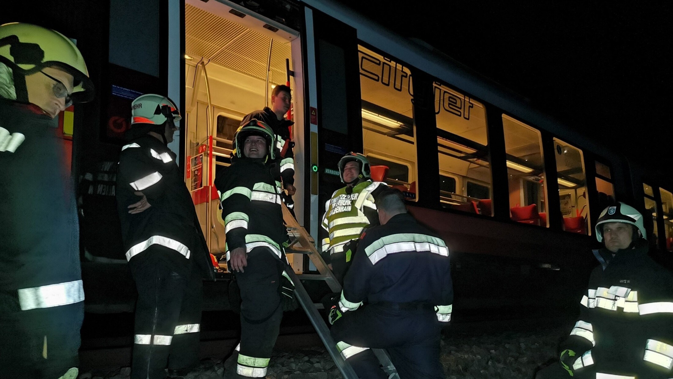 Stop tábla figyelmen kívül hagyva - Vonat elütött egy autót: A sofőrt ...