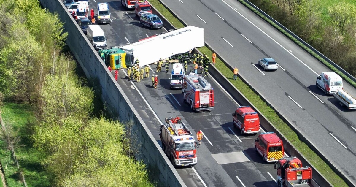 Kilometerlanger Stau - Sattelschlepper umgekippt: Autobahn A1 lahmgelegt | krone.at