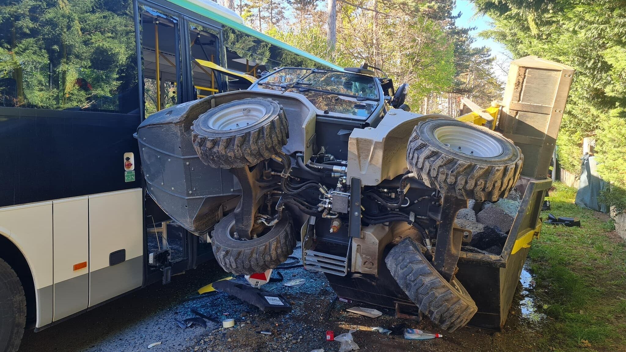 Serious accident - Bus literally “slashed open” by excavator | krone.at