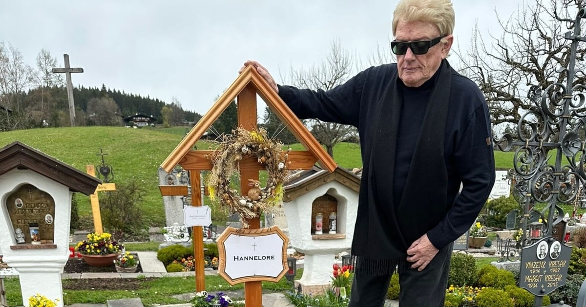 On the 45th wedding anniversary - Heino mourns at the gravesite of his ...