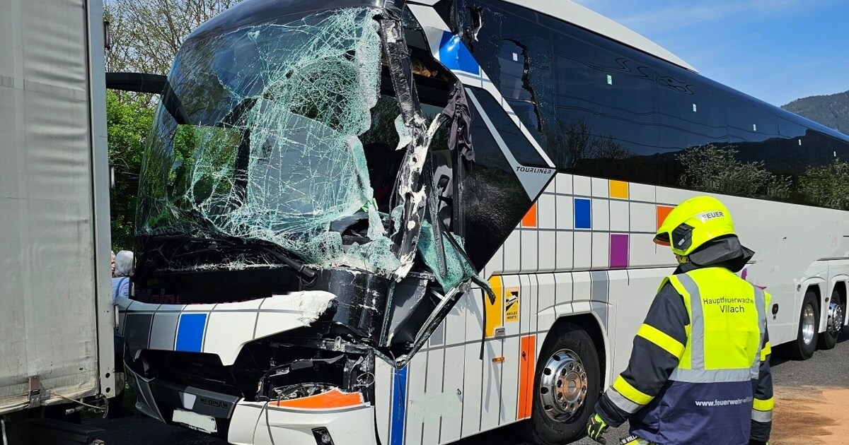 A2 déli autópálya - Nagy őrangyalok két teherautó hátulról történő ...