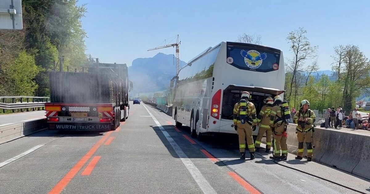 Füst a motortérből - Az autóbusz az A1-es autópálya közepén kezdett ...
