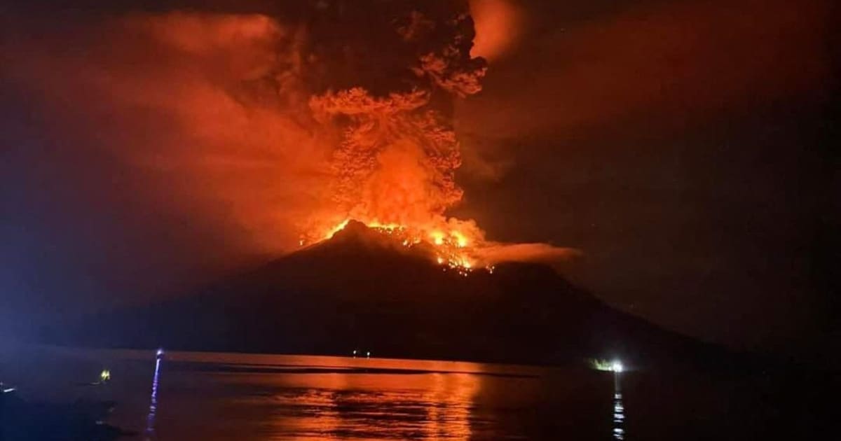 Rauchsäule 2,5 km hoch - Vulkan Ruang ausgebrochen: 800 Menschen ...