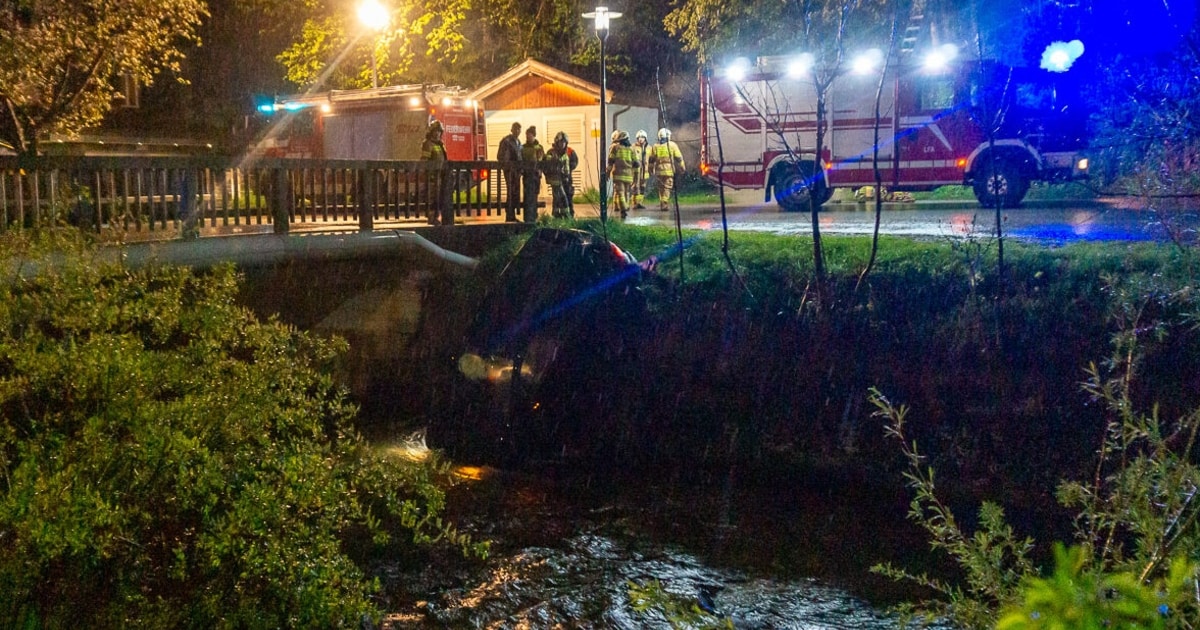 Fire department operation - Small car plunged into the Lammer next to a ...