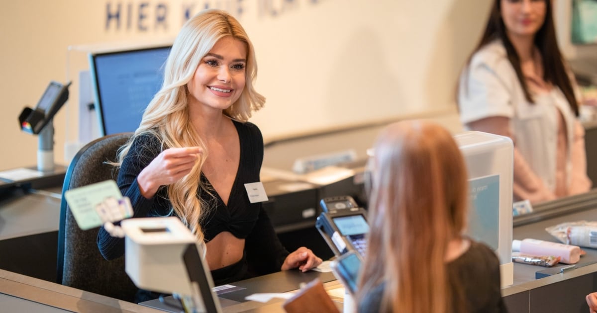 What happened there? - Fitness goddess Pamela Reif suddenly a cashier ...