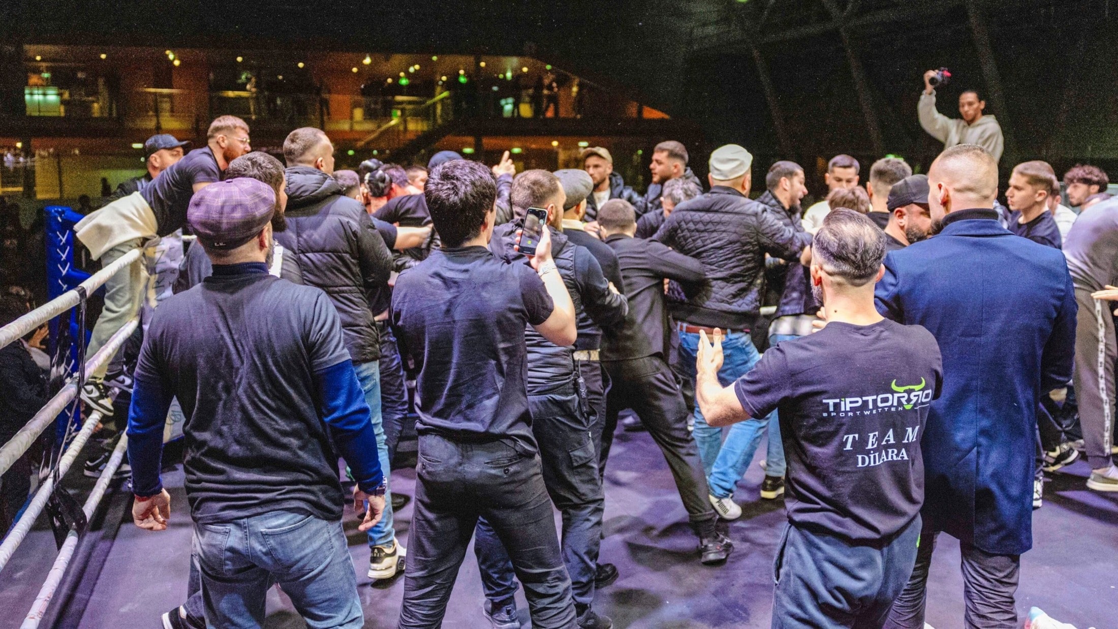 „Gab ihn eine Watsche“ - Video zeigt: So eskalierte der Boxkampf in ...