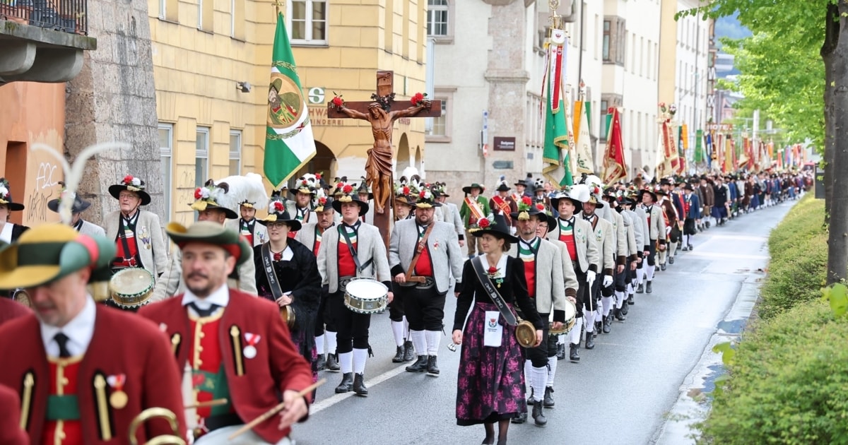 Treffen der Vereine - Tirol trägt immer noch gerne traditionelle Tracht ...