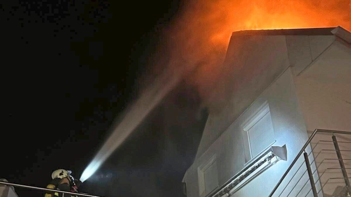 Specialists investigate - Hot gases from the chimney set the roof on ...