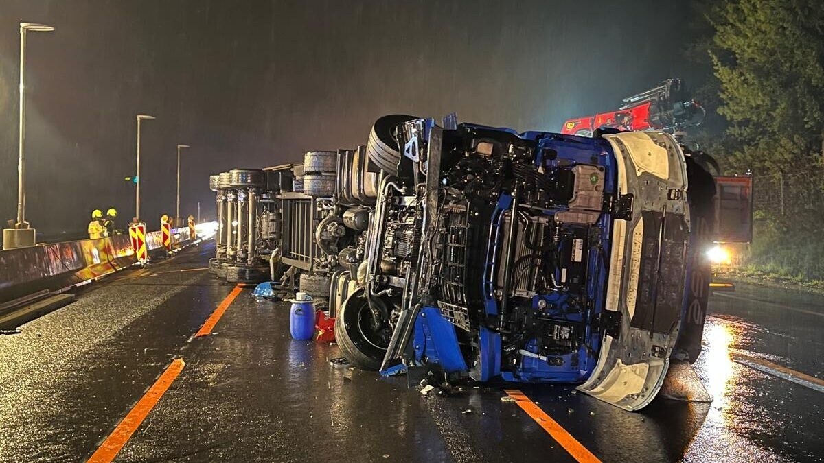 Hours of road closure - Truck overturned at night on the southern ...