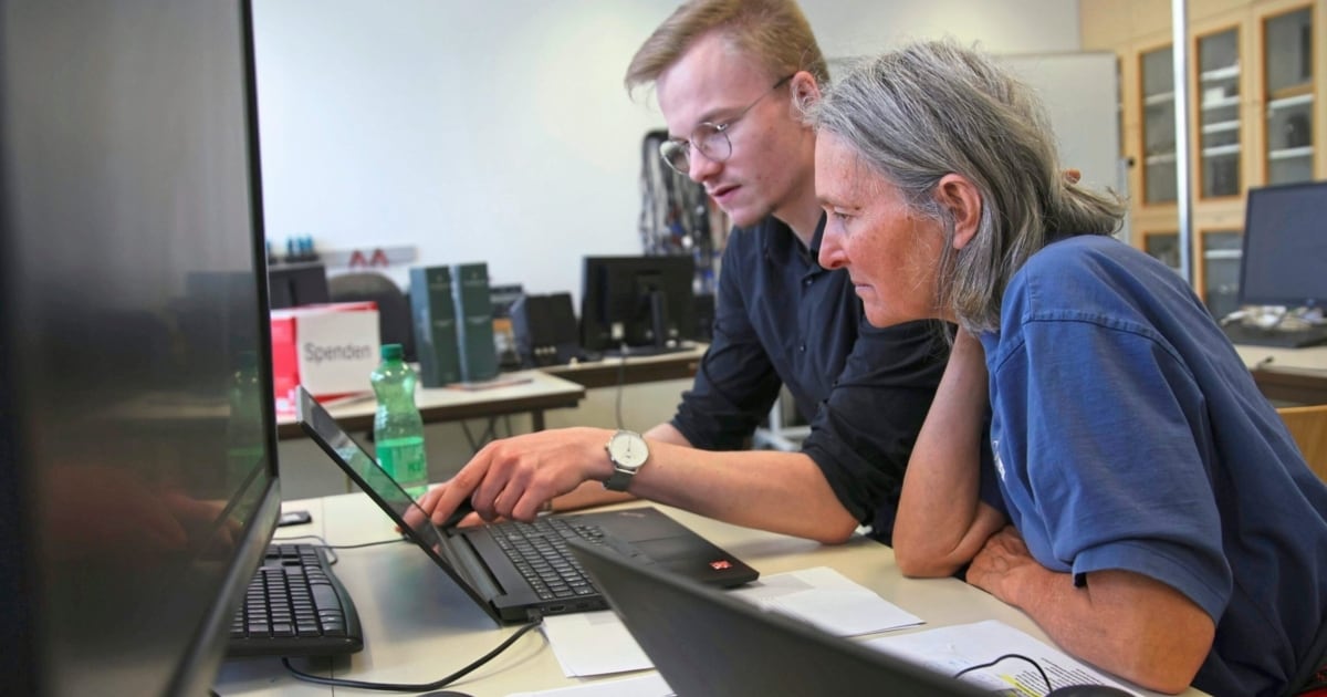 Provincial vocational school 4 - IT apprentices help with cell phone ...